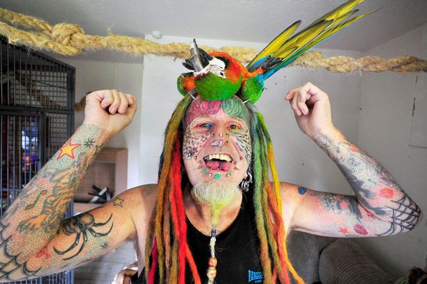 Ted Richards Parrot Man l'uomo che vuole diventare un pappagallo ...